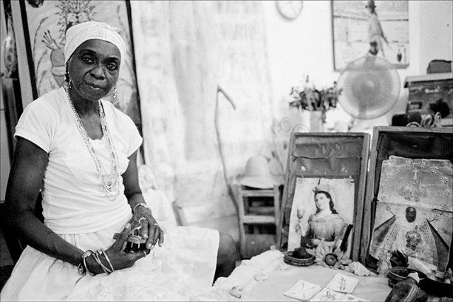 Cuban Lucumí priestess reading